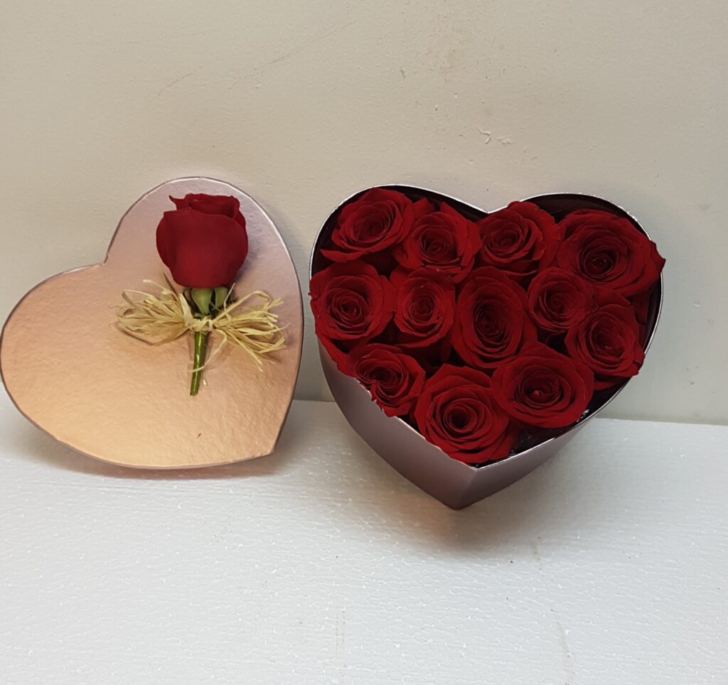 Caja Corazón de 12 Rosas - Sepúlveda Decoraciones - Florería ...